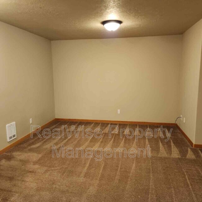 502 SW Evergreen Ave Unit 207, Redmond, OR 97756 - Condo for Rent in ...