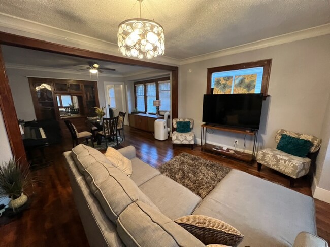 Apartments for Rent with Hardwood Floors in North Division, Milwaukee ...