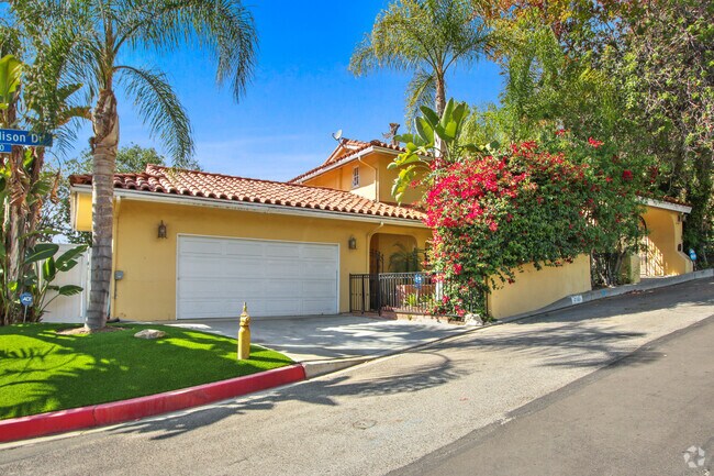 Beverly Crest Apartments for Rent with a Living Room - Beverly Hills ...