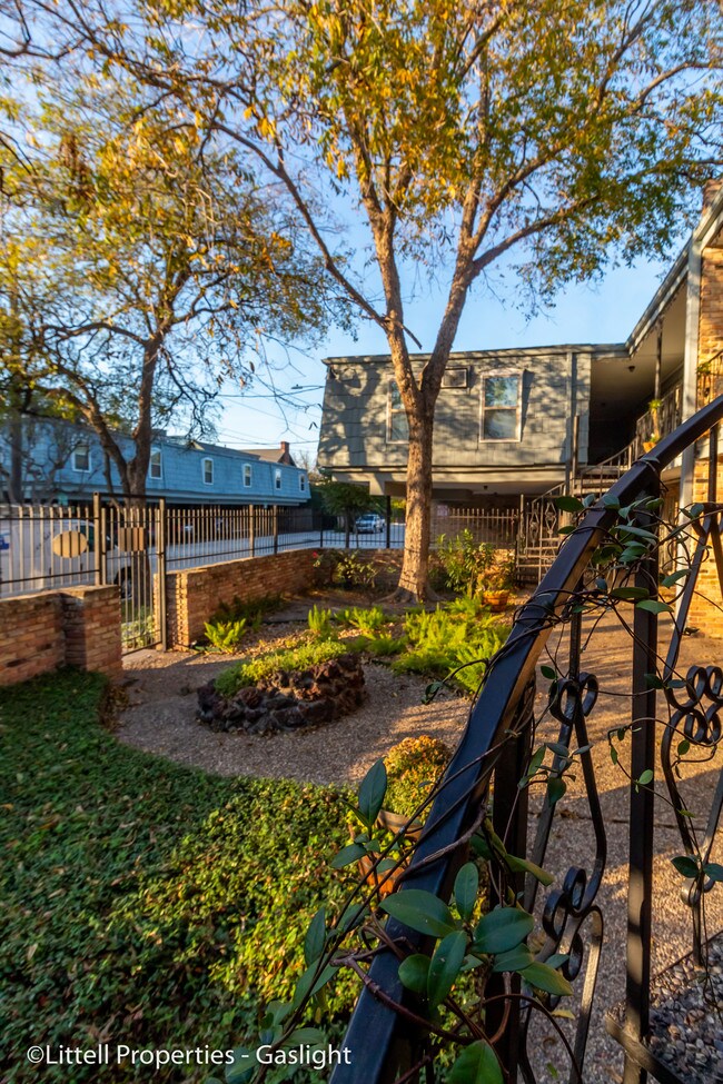 Gaslight Square Rentals in Houston at 604 W Main St Houston, TX ...