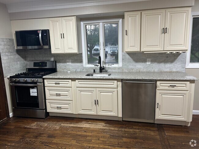 Loretta Park Apartments for Rent with a Yard - Brentwood, NY - Updated ...