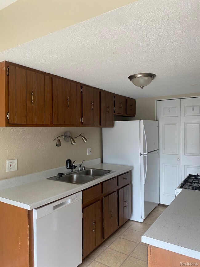 34106 Garfield Rd, Fraser, MI 48026 - House Rental in Fraser, MI ...