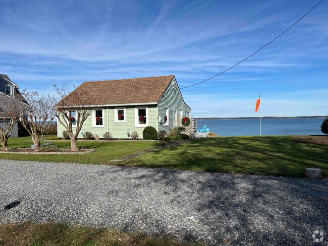 Apartments for Rent with a Swimming Pool in Lively VA