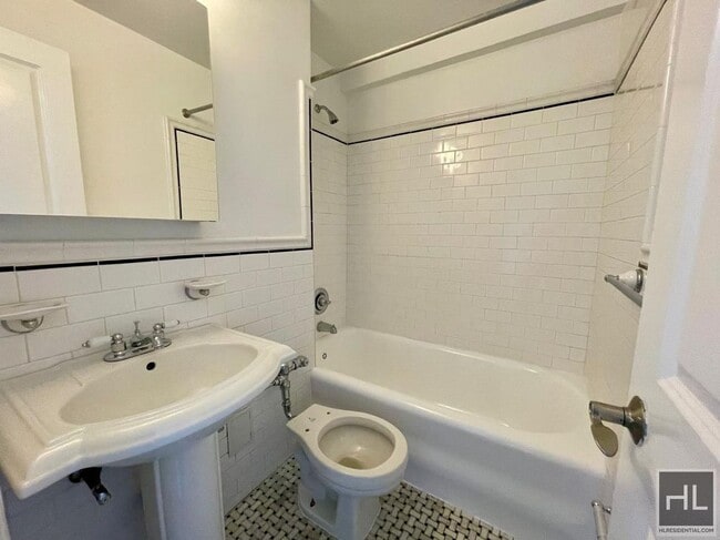 95 Christopher St Unit 8J, New York, NY 10014 | Apartments.com