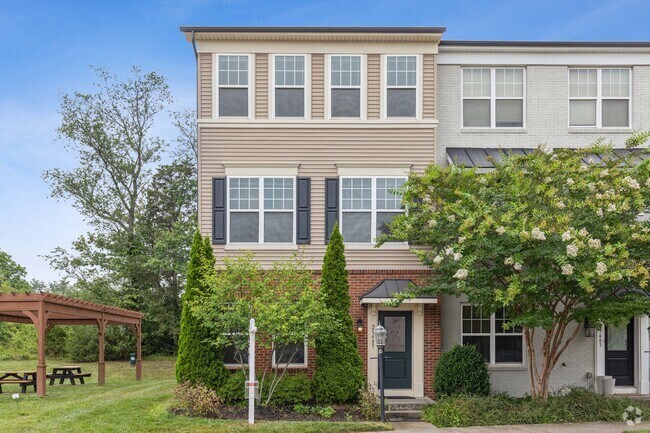 The Ridings at Blue Spring Apartments under $1,200 - Chantilly, VA ...