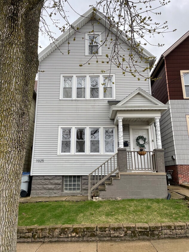1025 E Hamilton St, Milwaukee, WI 53202 - Townhome Rentals in Milwaukee ...