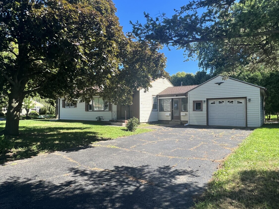 80 Cedar Ln, Rochester, NY 14622 - House Rental in Rochester, NY ...