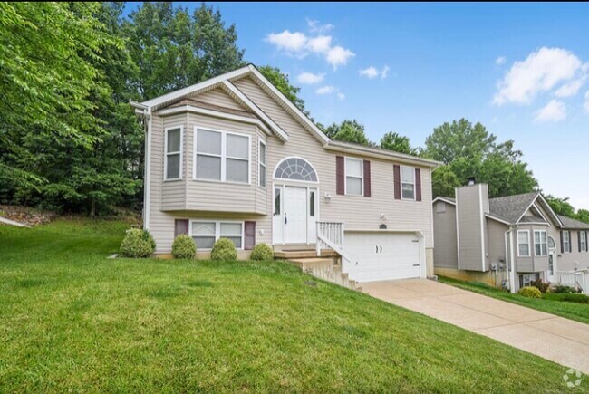 Apartments for Rent with Yard in Fenton MO