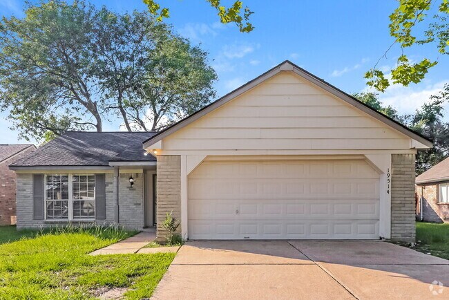 Estates of Highland Creek Houses for Rent with a Swimming Pool - Katy, TX