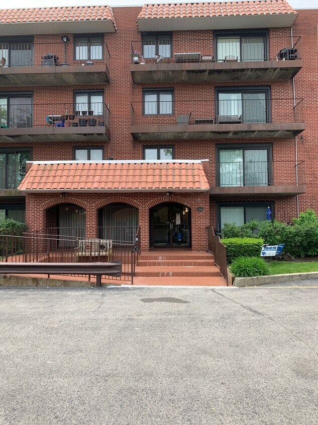 2086 St Johns Ave Unit 208, Highland Park, IL 60035 - Condo for Rent in ...