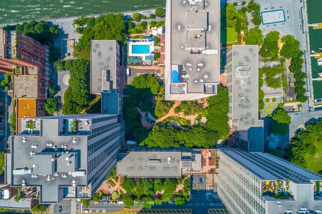 Gateway Battery Park City Apartments - 345-395 S South End Ave New York ...