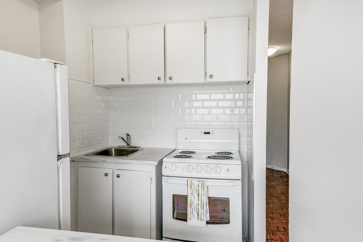 The Crossways Apartments - 2340-2360 Dundas St W Toronto, ON ...