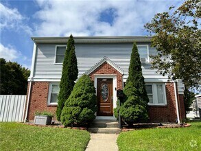 Gaspee Point Apartments for Rent with a Swimming Pool - Warwick, RI - 1 ...