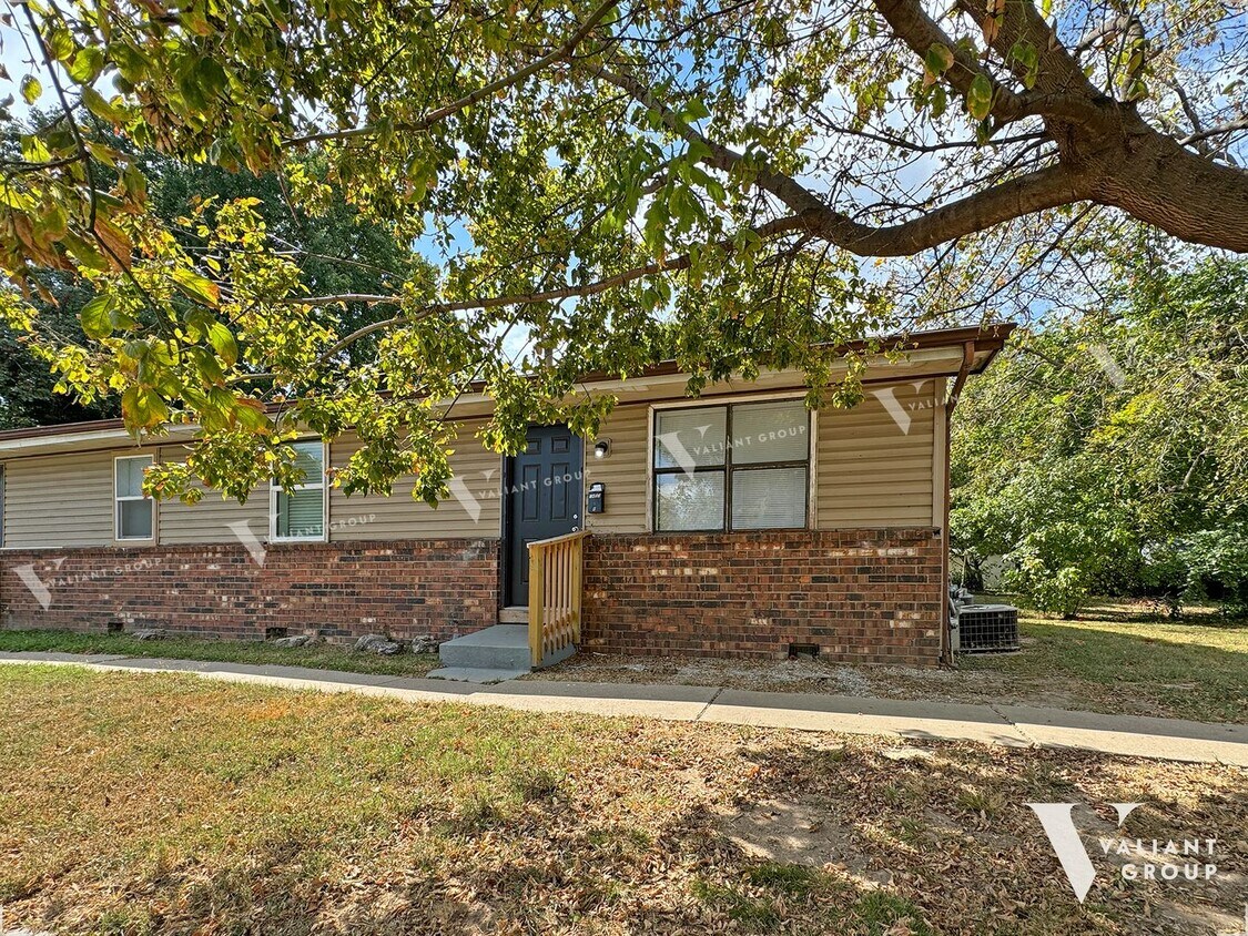 1603 W Thoman St Unit 1603 W Thoman - B, Springfield, MO 65803 - Room ...