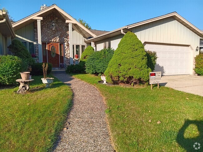 Glen Hill Apartments for Rent with a Garage - Slinger, WI - 1 Rentals ...