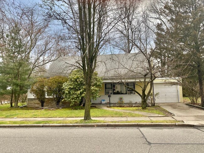 Waterfront Houses for Rent in Great Neck - 1 Rentals | Apartments.com