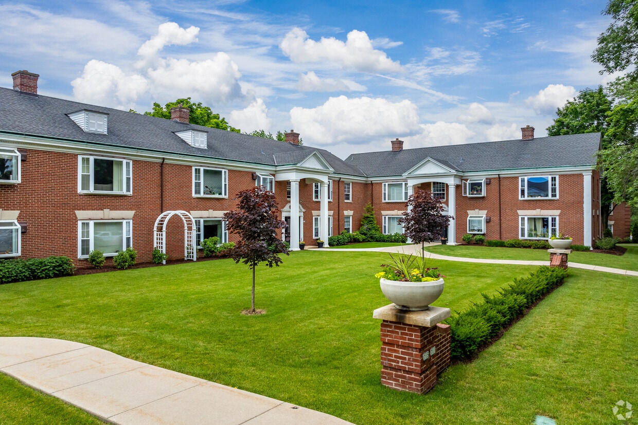 Colonial Court Apartments - 4544 N Wilson Dr Shorewood, WI 53211 ...