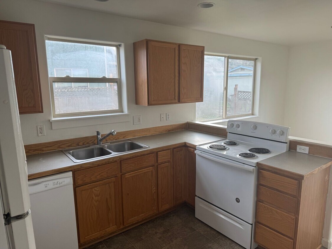 2430-2438 E Whiteaker Ave Unit 2430 E Whiteaker, Cottage Grove, OR ...