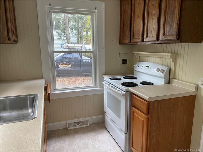 25 Hillside Rd Unit 1st Fl, Groton, CT 06340 - Room for Rent in Groton ...