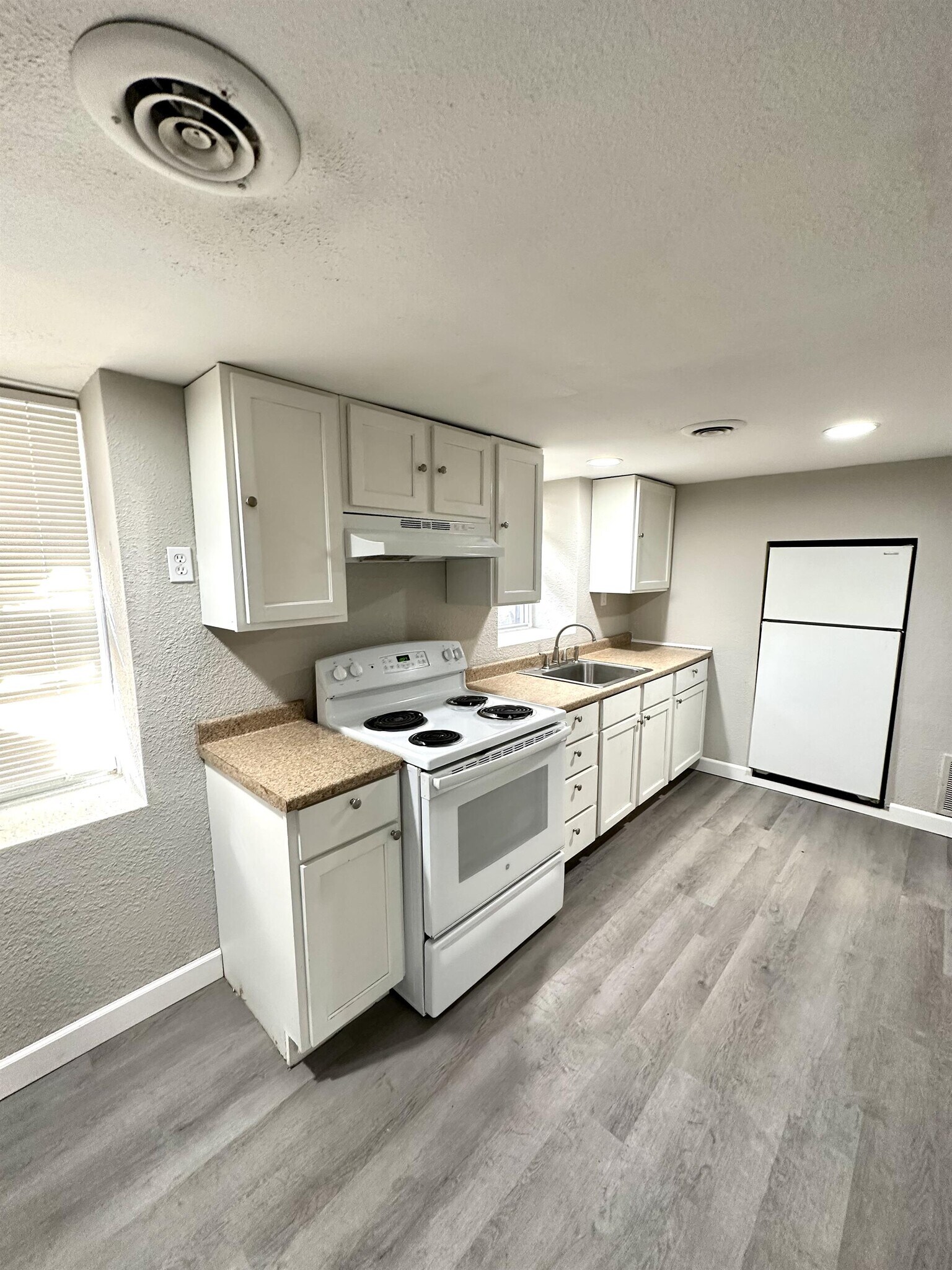 3715 Summit St Unit 3715-100, Kansas City, MO 64111 - Room for Rent in ...