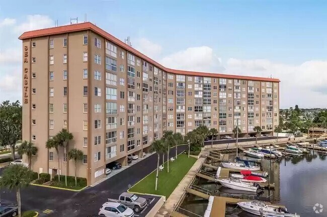 Gulf Harbor Villas Apartments for Rent with a Swimming Pool - New Port ...