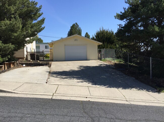 Pullman Halls Apartments for Rent with a Walk-In Closet - Pullman, WA ...