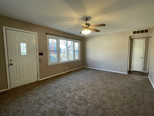16 3rd Dr, Decatur, IL 62521 - House Rental in Decatur, IL | Apartments.com