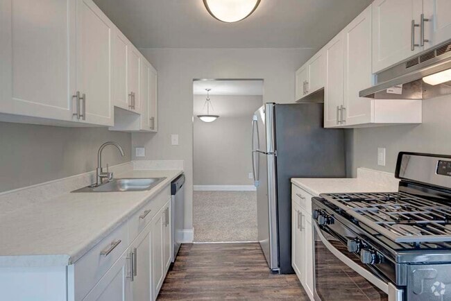 Oxford Crossing Apartments for Rent with a Walk-In Closet - Silver ...