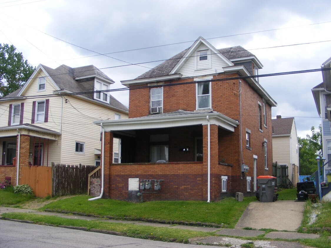 921 15th St Unit 3-Rear, Beaver Falls, PA 15010 - Room for Rent in ...