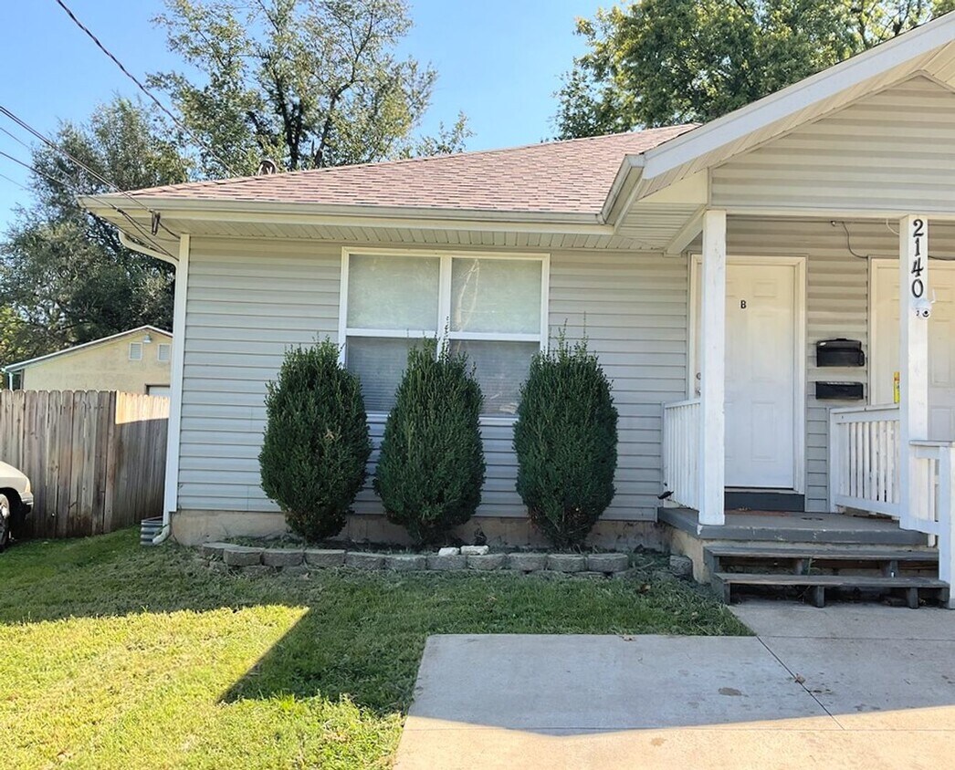 2140 N Travis Ave Unit B - 2140 N Travis, Springfield, MO 65803 - Room ...