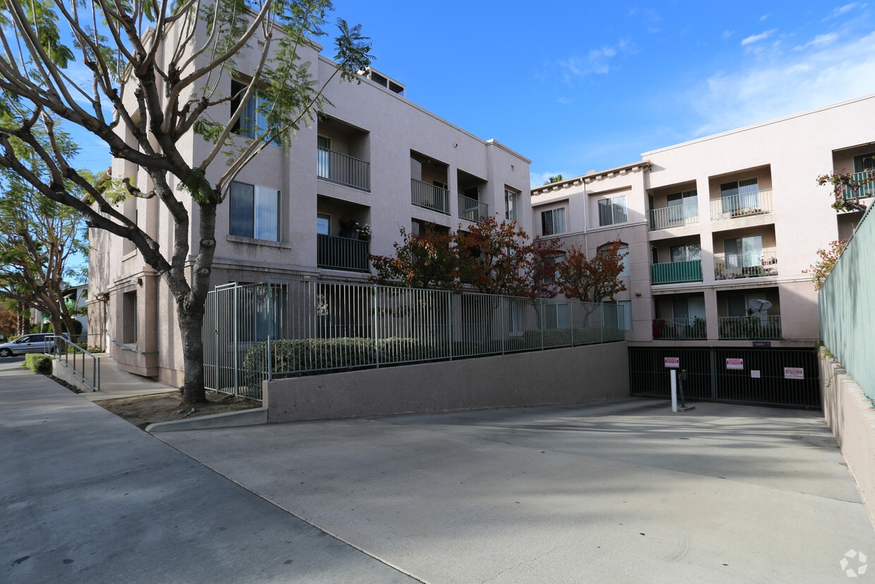 Valley Village - 12111 Chandler Blvd Valley Village, CA 91607 ...