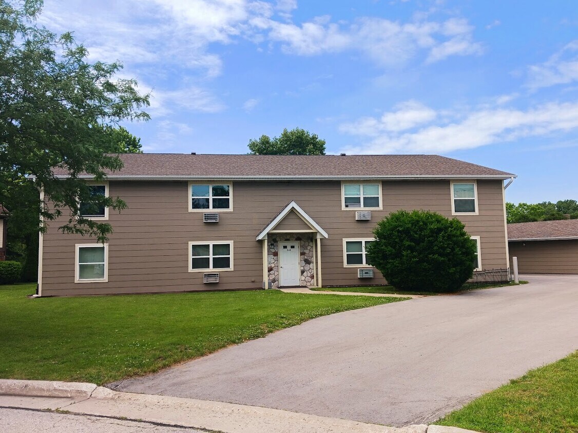828 Ann Ct Unit U, Plymouth, WI 53073 - Plymouth, WI, 53073 | Apartments.com