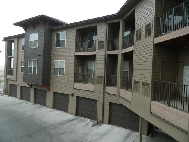Shadow Lake Square Apartments - Papillion, NE | Apartments.com