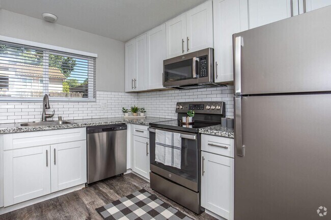 Lake Greenhaven Shores Apartments for Rent with a Walk-In Closet ...