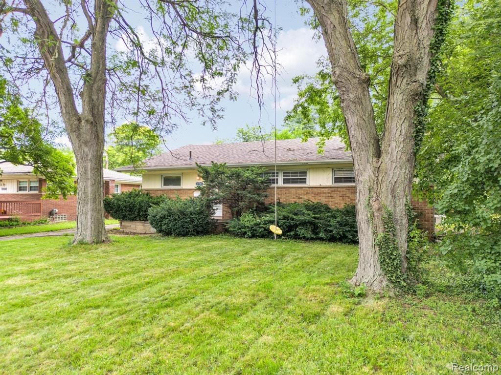 16940 W 13 Mile Rd, Beverly Hills, MI 48025 - House Rental in Beverly ...