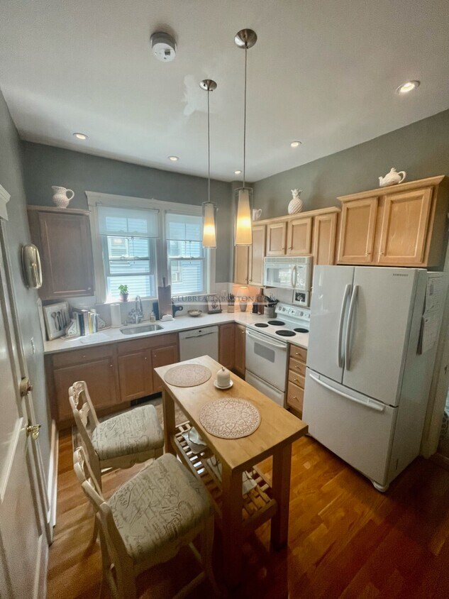 30 Rowe St Unit 1, Newton, MA 02466 - Condo for Rent in Newton, MA ...