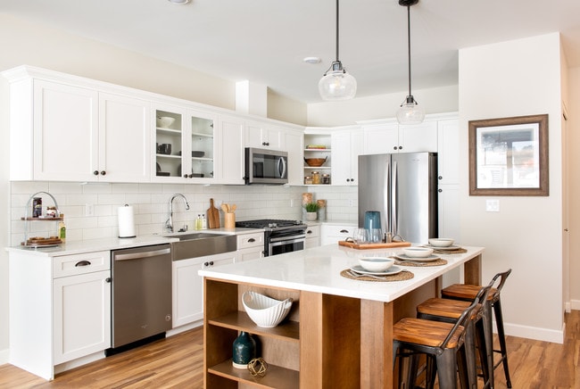 Apartments for Rent with High Ceilings in Bay Shore Manor, Fox Point ...