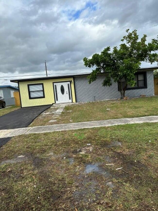 5665 Daphne Dr, West Palm Beach, FL 33415 - House Rental in West Palm ...