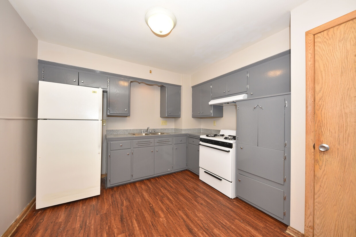 7909 W Congress St Unit 3, Milwaukee, WI 53218 - 7909 W Congress St Milwaukee, WI 53218 ...