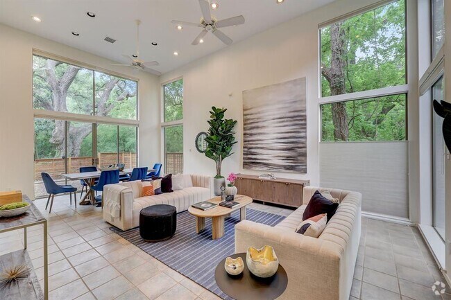 New West Campus Austin Apartments for Rent with a Yard - Austin, TX - 1 ...