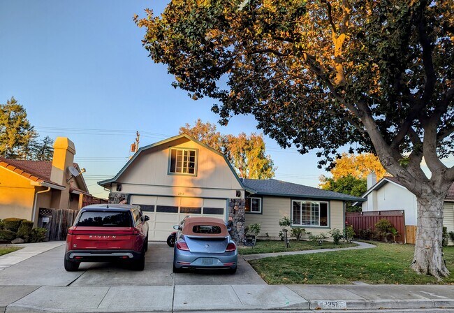 Green Vale Manor Apartments for Rent with a Walk-In Closet - Santa ...