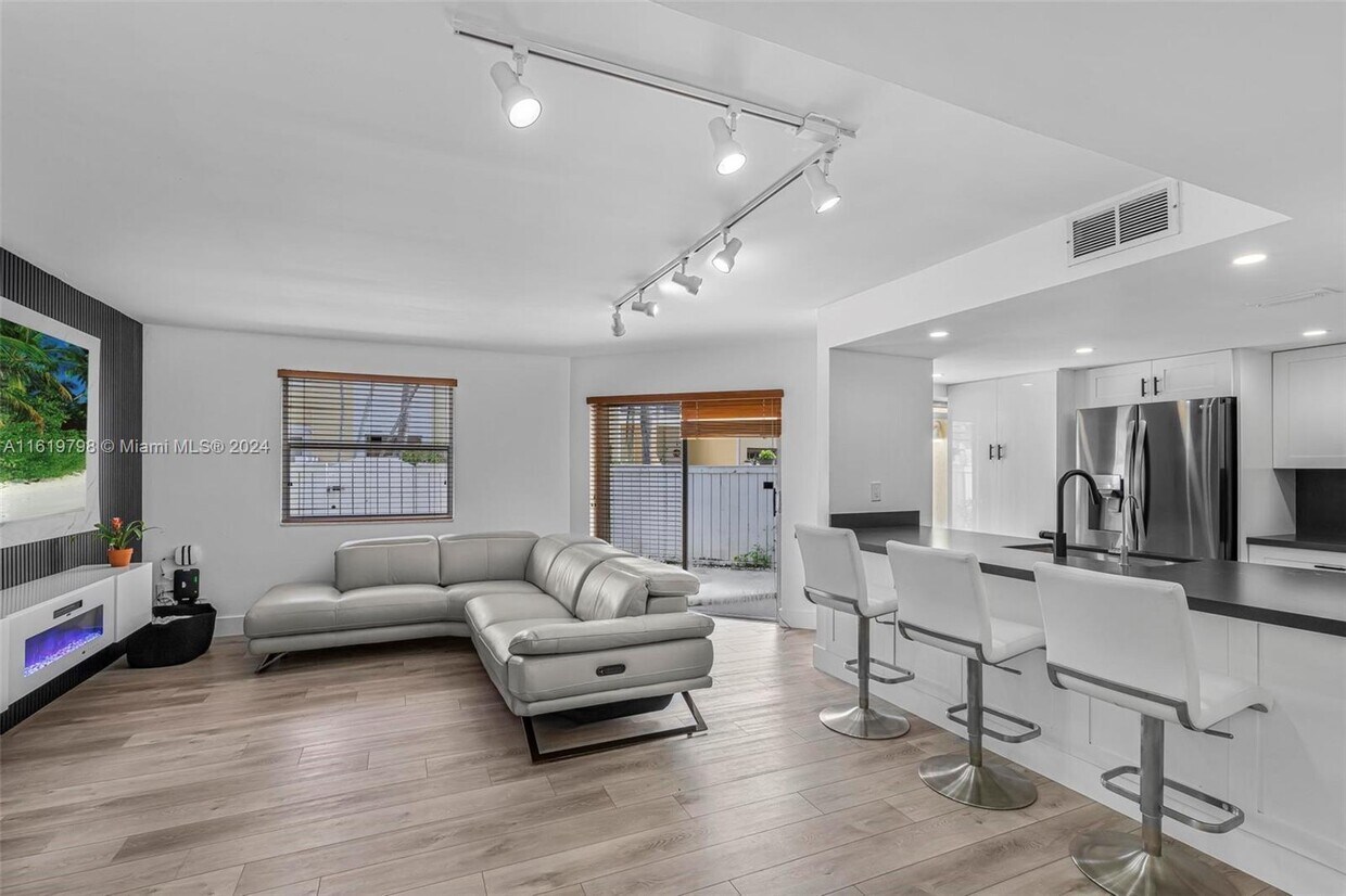 6860 SW 45th Ln, Miami, FL 33155 - Townhome Rentals in Miami FL ...