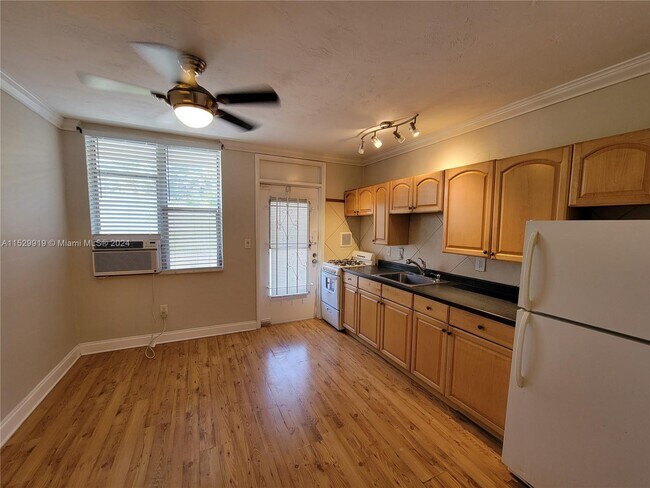 441 Collins Ave Unit 19, Miami Beach, FL 33139 - Room for Rent in Miami ...