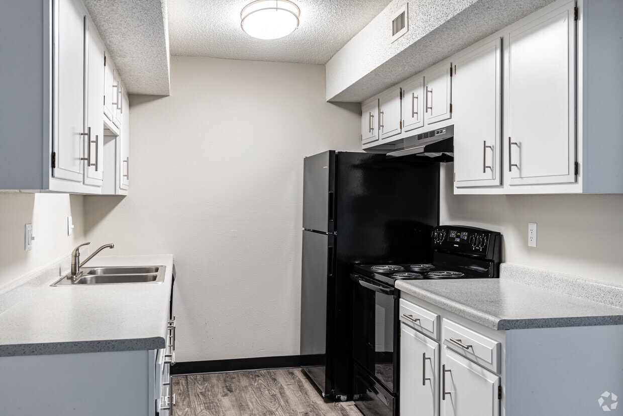 Stonleigh Court Apartment Homes - 1331 Stonleigh Ct Leavenworth, KS ...