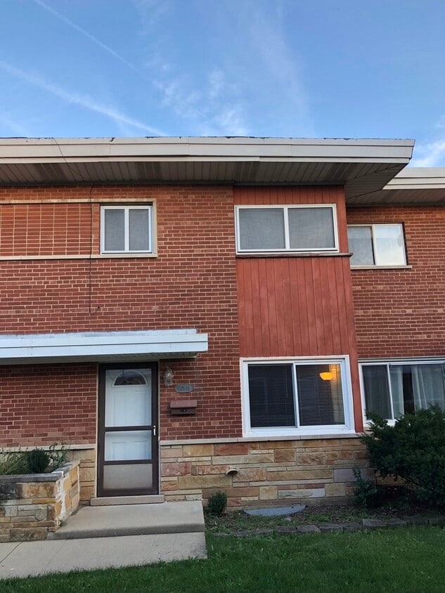 180 E Northwest Hwy, Des Plaines, IL 60016 - Townhome Rentals in Des ...