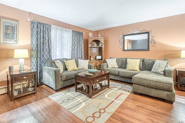 27 Winfield Davis Dr, Coram, NY 11727 - House Rental in Coram, NY ...