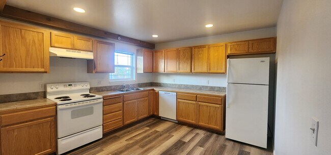 213 SW 4th St Unit #B, Madras, OR 97741 - Room for Rent in Madras, OR ...