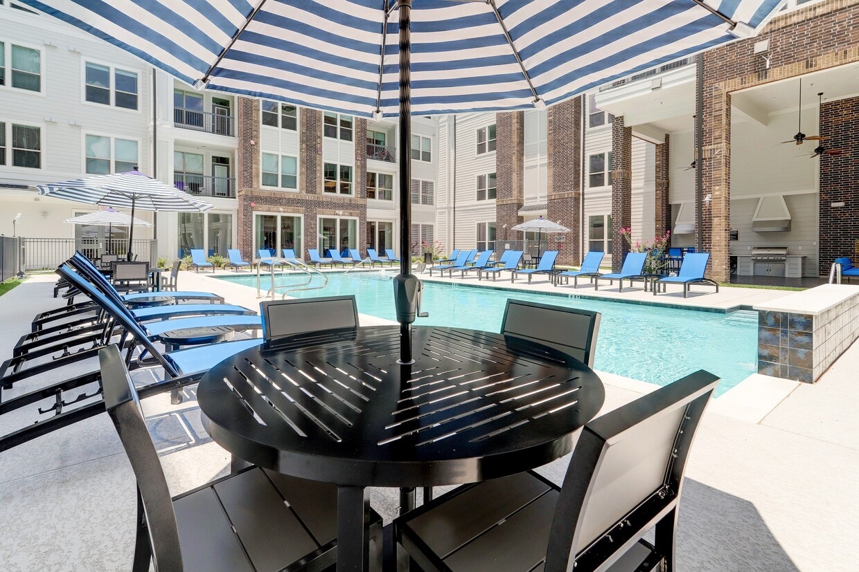 Dakota at Shepherd - 4840 N Shepherd Dr Houston, TX 77018 | Apartments.com
