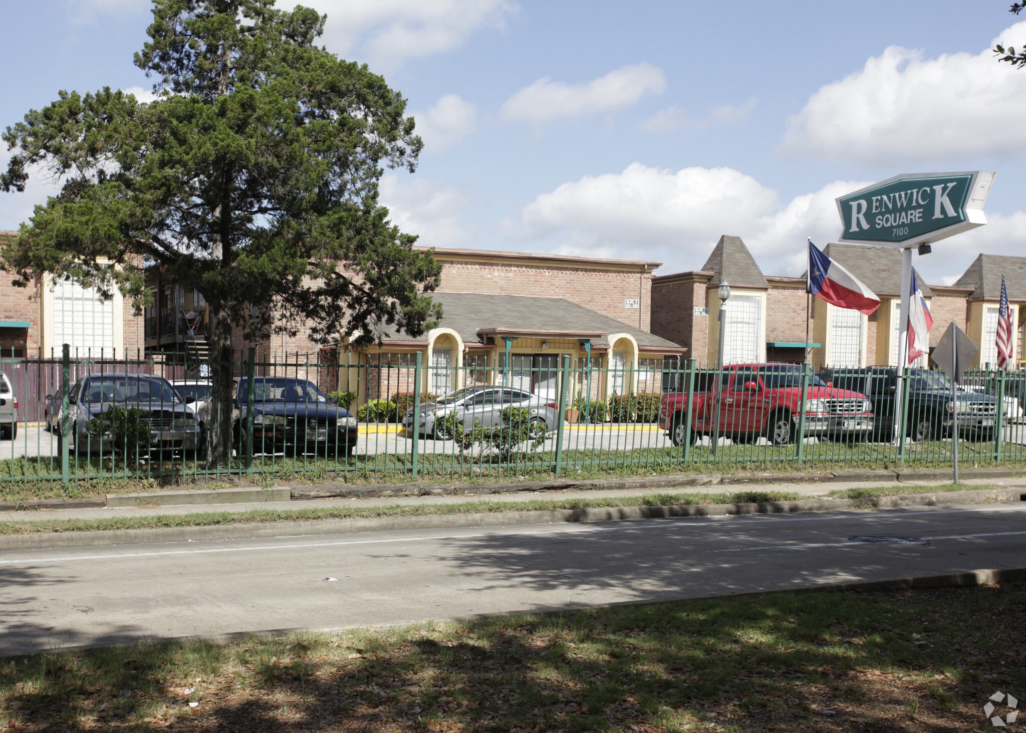 Renwick Square Apartments - 7100 Renwick Dr Houston, TX 77081 ...