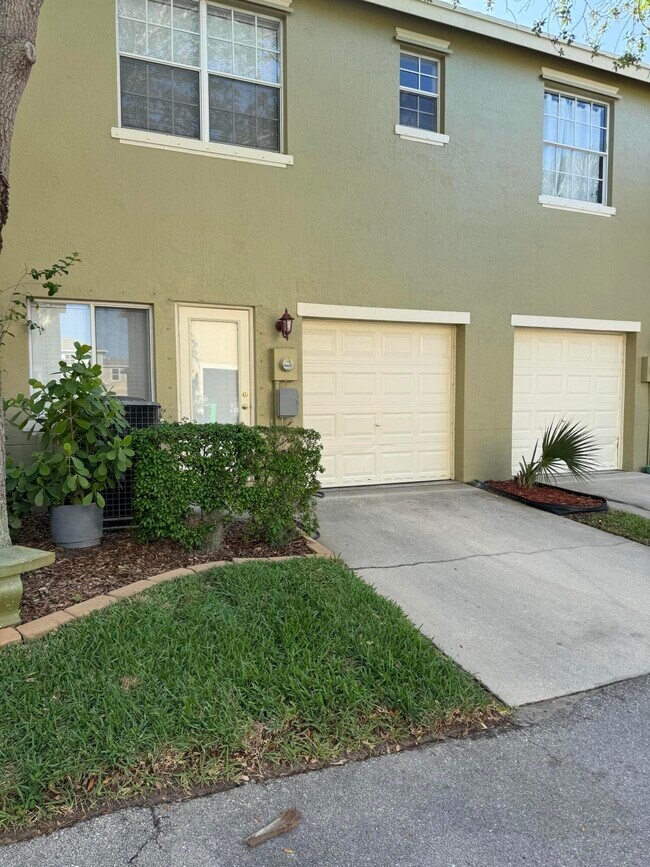 2122 SE Grand Dr, Port Saint Lucie, FL 34952 - Townhome Rentals in Port ...